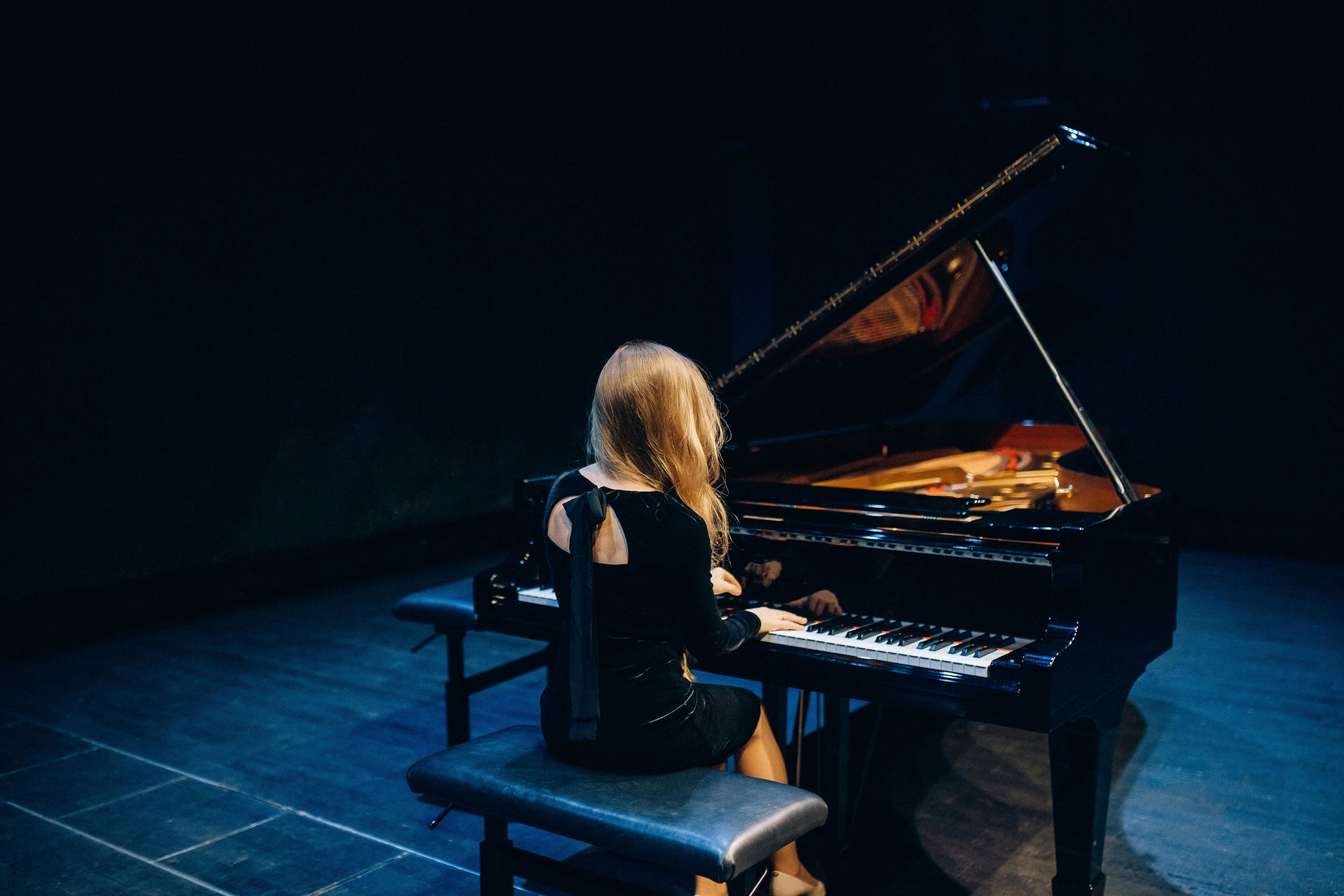 Top 10 Modern Pianists to Inspire Your Music Journey
